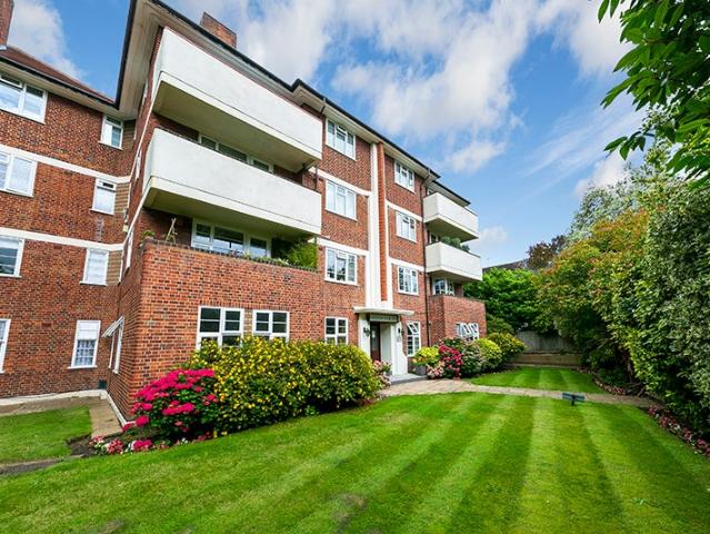 Apartment at Sheen Court Road, Greater London