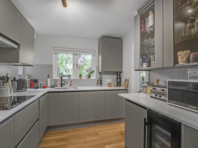 Apartment at Sheen Gate Gardens, Greater London