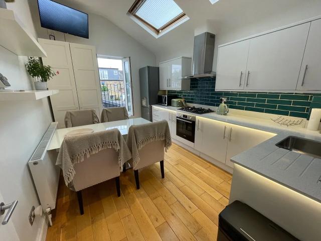 Apartment at Sheen Lane, Greater London
