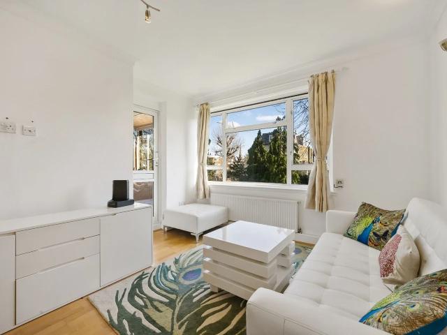 Apartment at Sheffield Terrace, Greater London
