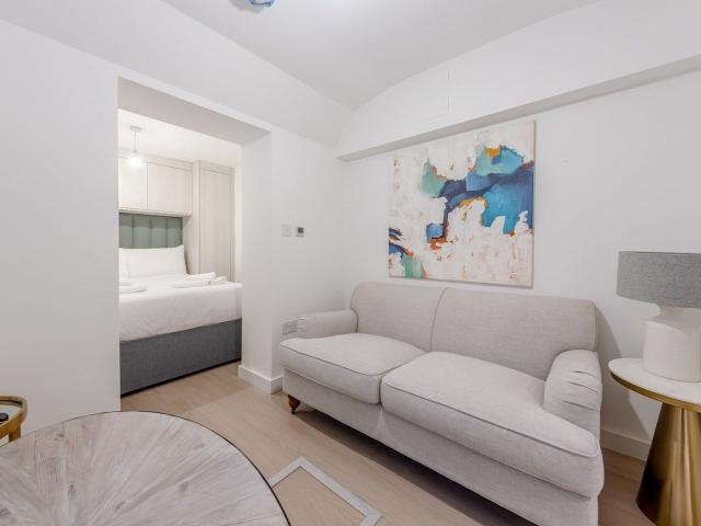 Apartment at Sheffield Terrace, Greater London