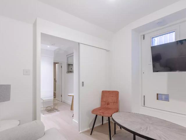 Apartment at Sheffield Terrace, Greater London
