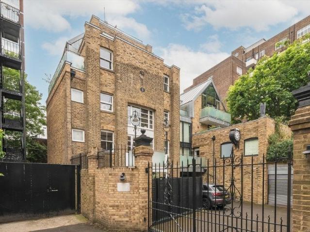 Apartment at Shepherds Bush Road, Greater London