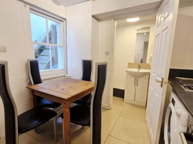 Apartment at Shepherds Bush Road, Greater London