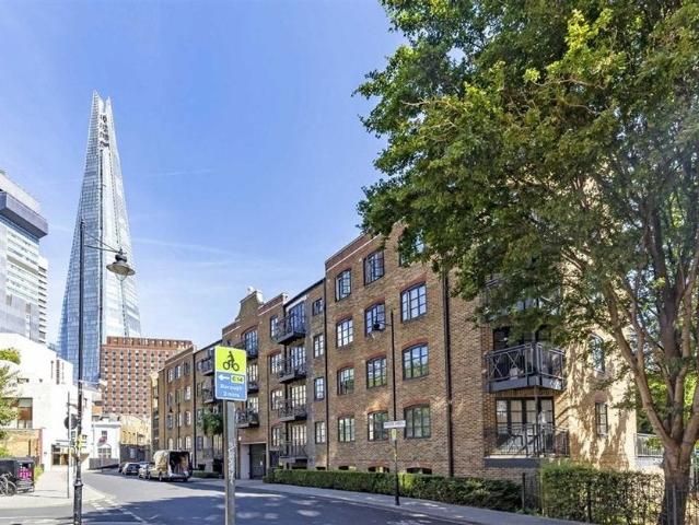 Apartment at Ship and Mermaid Row, Greater London