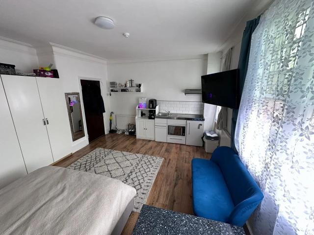 Room at Sidney Avenue, Greater London