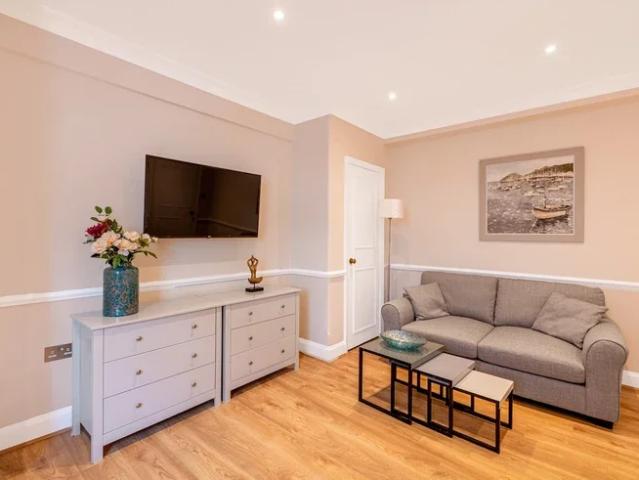 Apartment at Sloane Avenue, Greater London