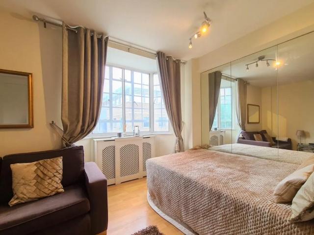 Apartment at Sloane Avenue, Greater London