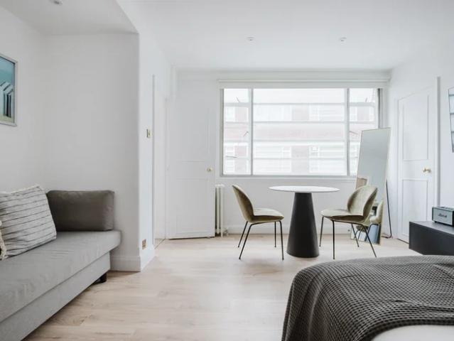 Apartment at Sloane Avenue, Greater London