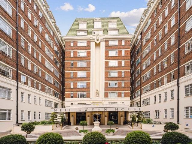 Apartment at Sloane Avenue, Greater London