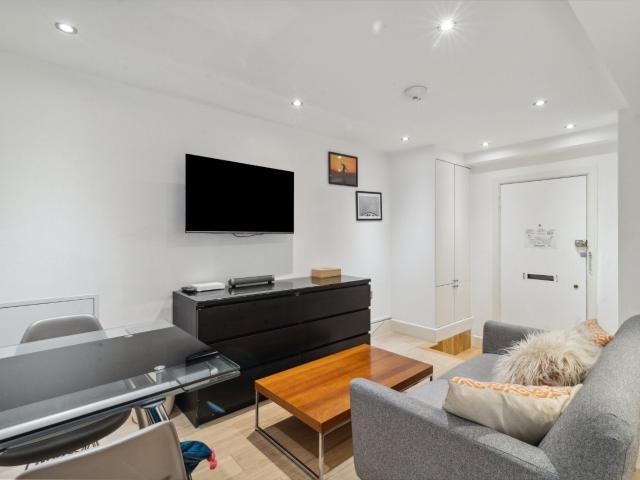 Apartment at Sloane Avenue, Greater London