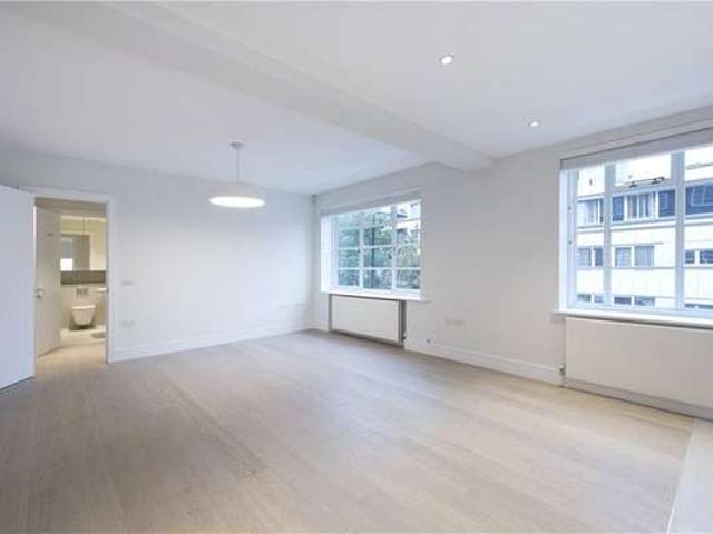 Apartment at Sloane Court East, Greater London