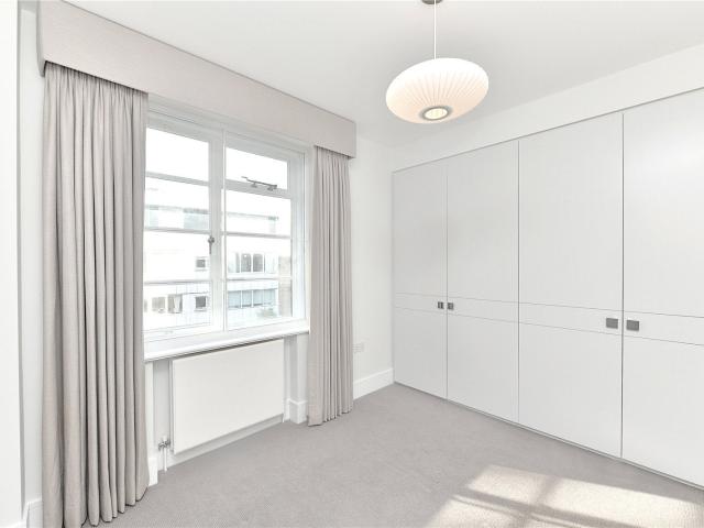 Apartment at Sloane Court East, Greater London
