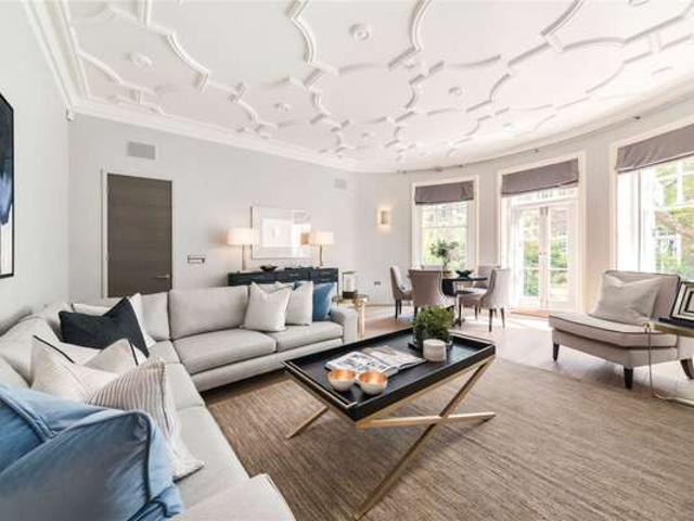 Apartment at Sloane Court West, Greater London