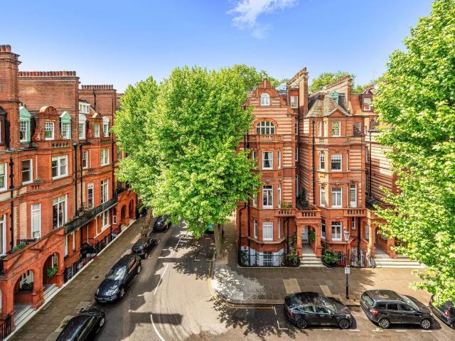 Apartment at Sloane Gardens, Greater London