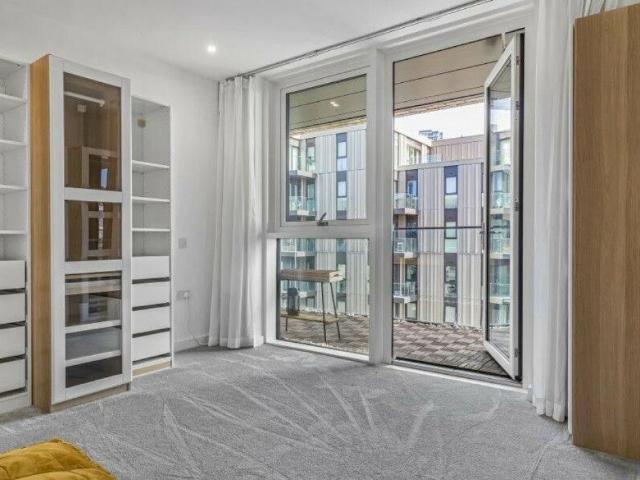 Apartment at Springpark Drive, Greater London