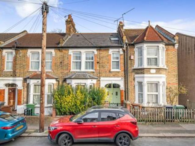 Apartment at Spruce Hills Road, Greater London
