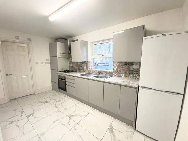 Apartment at Spruce Hills Road, Greater London