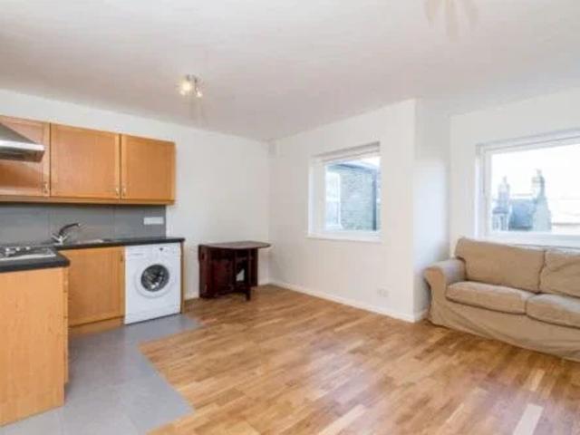 Apartment at St. Ann's Hill, Greater London