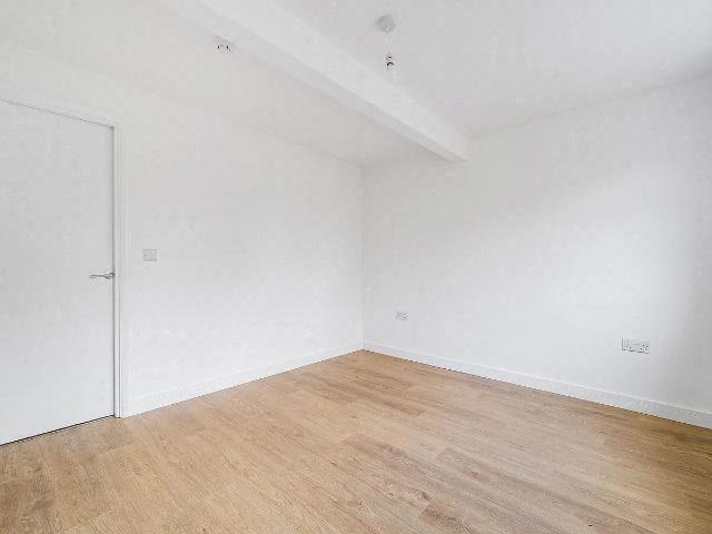 Apartment at St Albans Crescent, Greater London