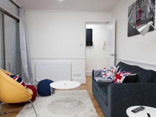 Apartment at St George's Drive, City of Westminster