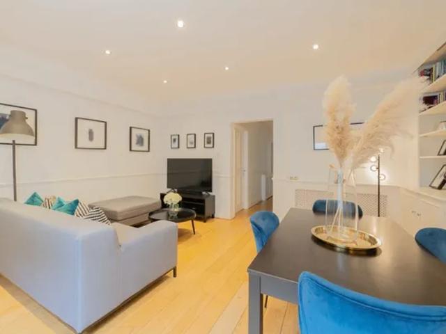 Apartment at St George's Drive, City of Westminster