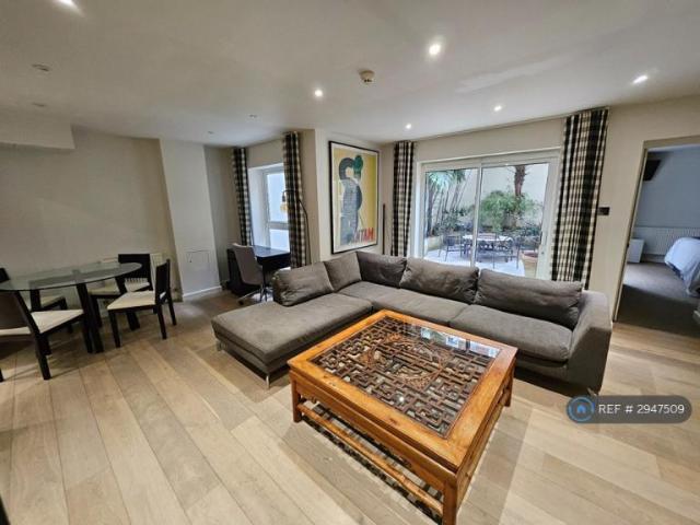 Apartment at St George's Square, City of Westminster