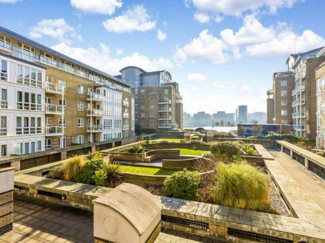 Apartment at St. Davids Square, London