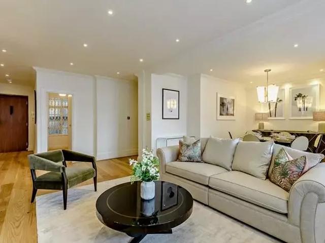 Apartment at St John's Wood High Street, City of Westminster