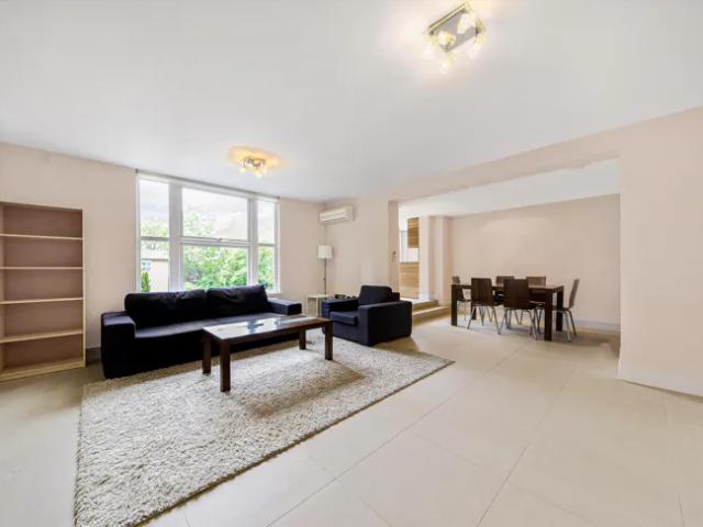 Apartment at St John's Wood Park, Greater London