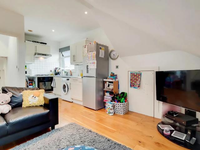 Apartment at St. Julian's Farm Road, Greater London