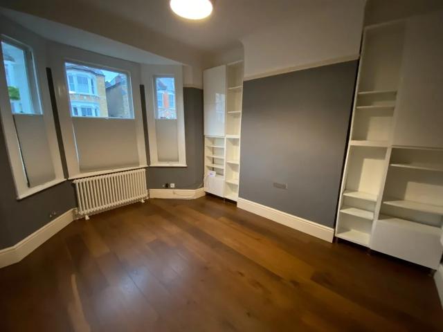 Apartment at St. Julian's Farm Road, Greater London