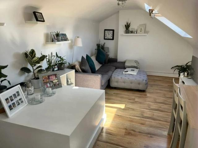 Apartment at St. Julian's Farm Road, Greater London
