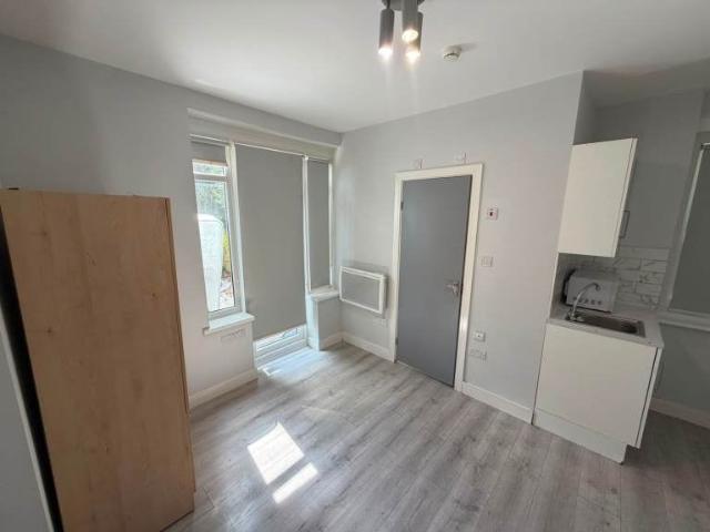 Apartment at St. Julian's Farm Road, Greater London