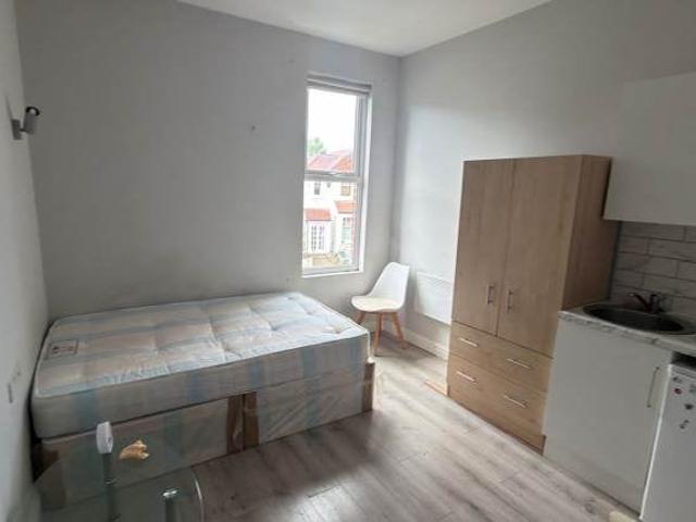 Apartment at St. Julian's Farm Road, Greater London