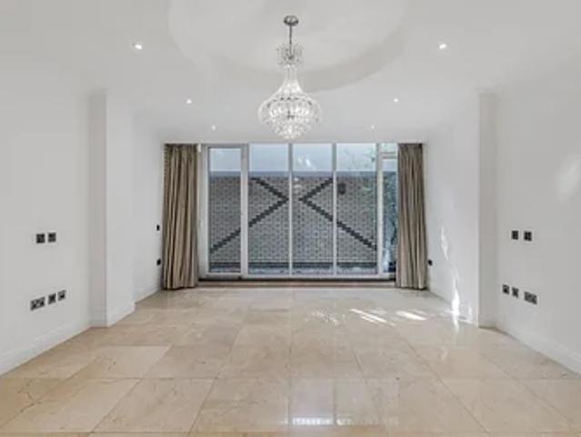 Apartment at St Mary Abbots Terrace, Greater London