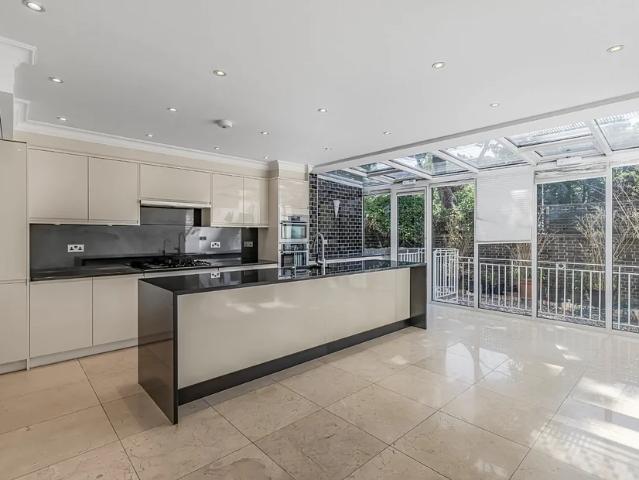 Apartment at St Mary Abbots Terrace, Greater London