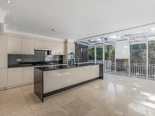 Apartment at St Mary Abbots Terrace, Greater London