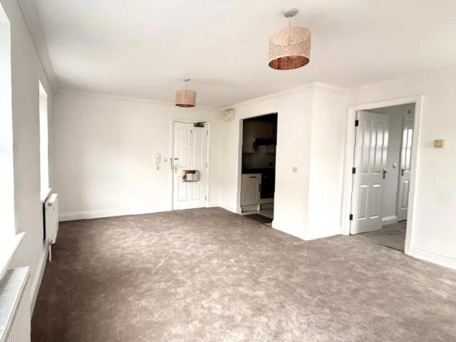 Apartment at St Saviour's Crescent, Luton