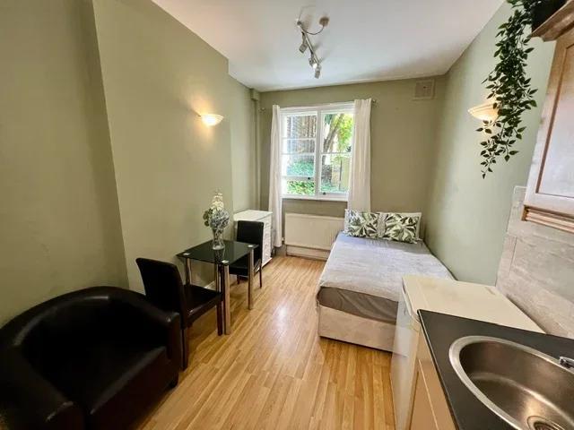 Apartment at St Stephen's Gardens, City of Westminster