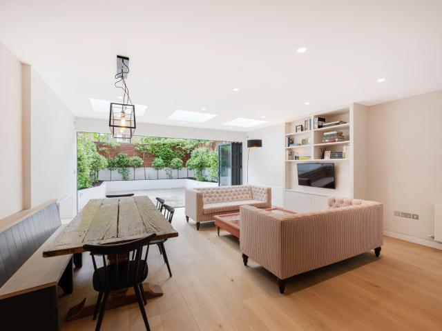 Apartment at St Stephen's Gardens, City of Westminster