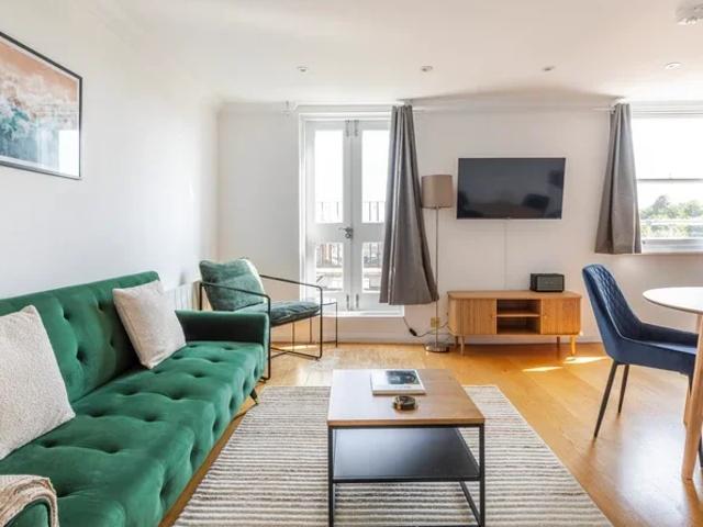Apartment at St Stephen's Gardens, City of Westminster