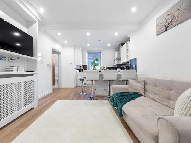 Apartment at Stafford Terrace, Greater London