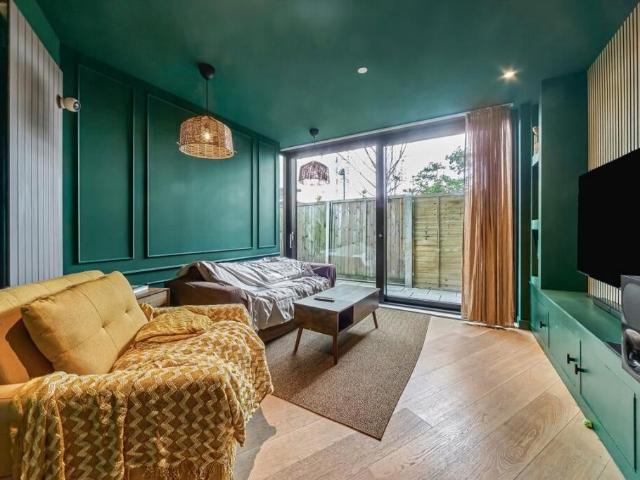 Apartment at Starboard Way, Greater London