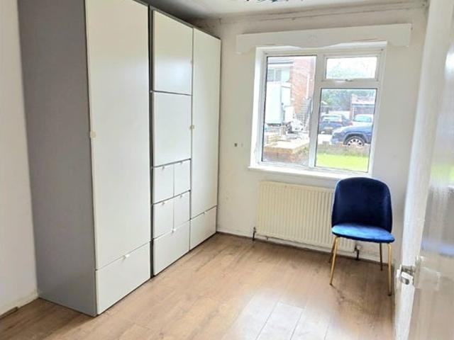 Apartment at Stoke Poges Lane, Slough