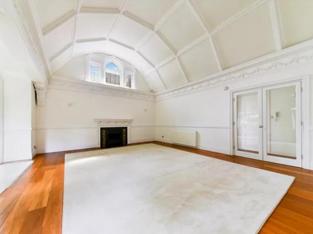 Apartment at Strathray Gardens, Greater London