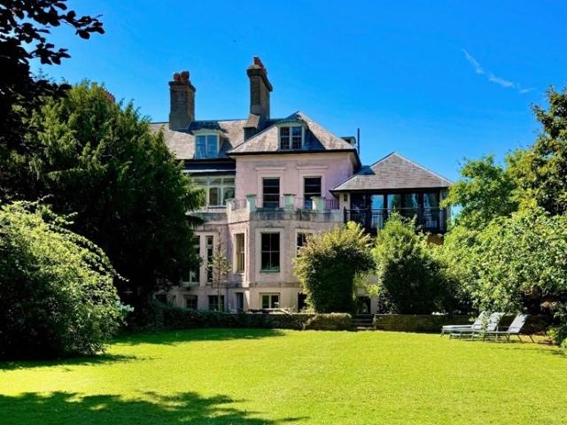 Apartment at Strawberry Vale, Greater London