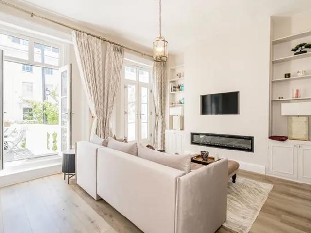 Apartment at Sutherland Street, City of Westminster