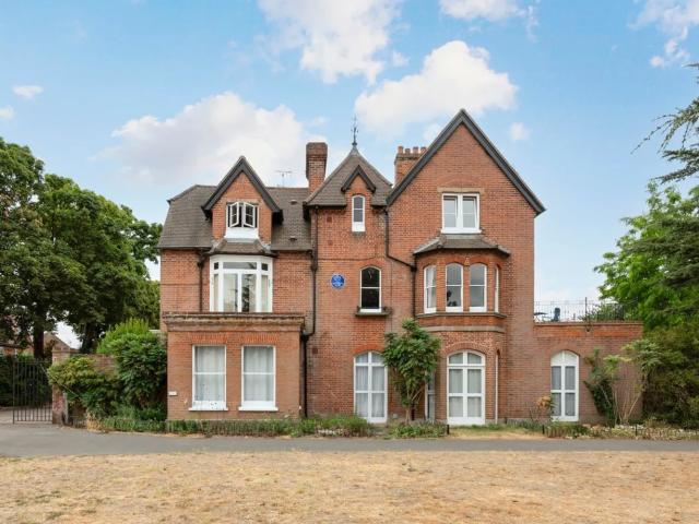 Apartment at Sullivan's Reach, Elmbridge