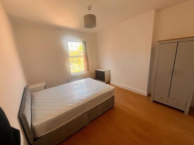 Room at Summer Road, Birmingham
